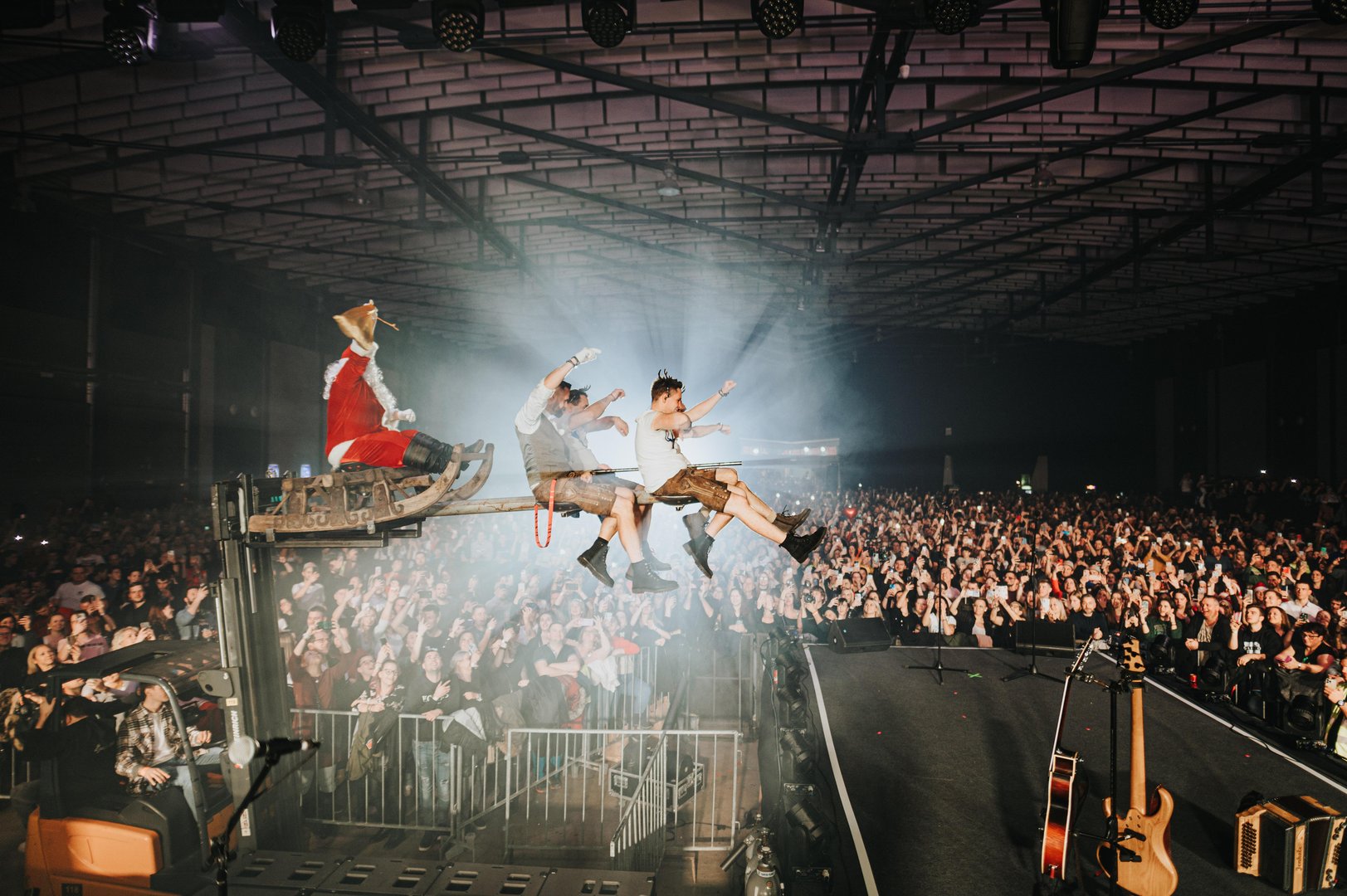 Glasbeno-božični spektakel v prestolnici: skupina Fehtarji na odru z ...