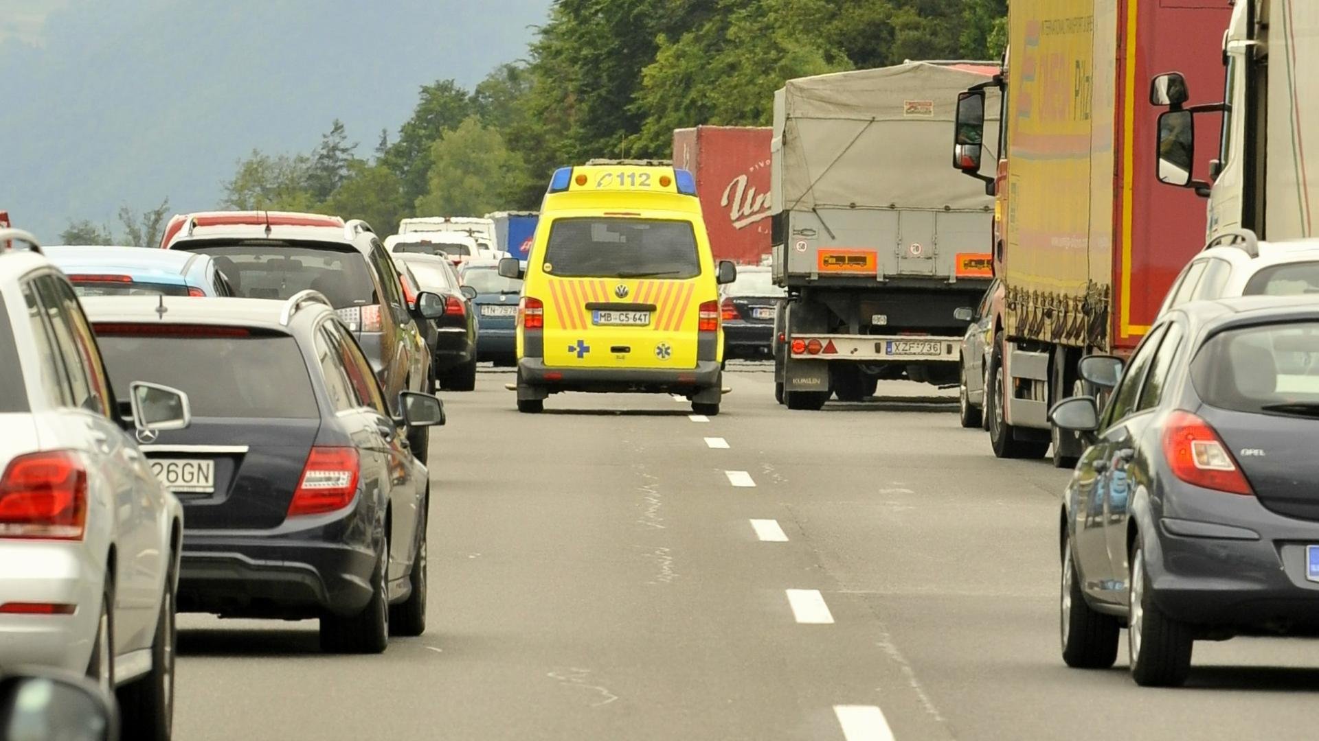 Vozniki, pozor! Zaradi prometne nesreče zaprta pomurska avtocesta (preverite, kje je obvoz ...