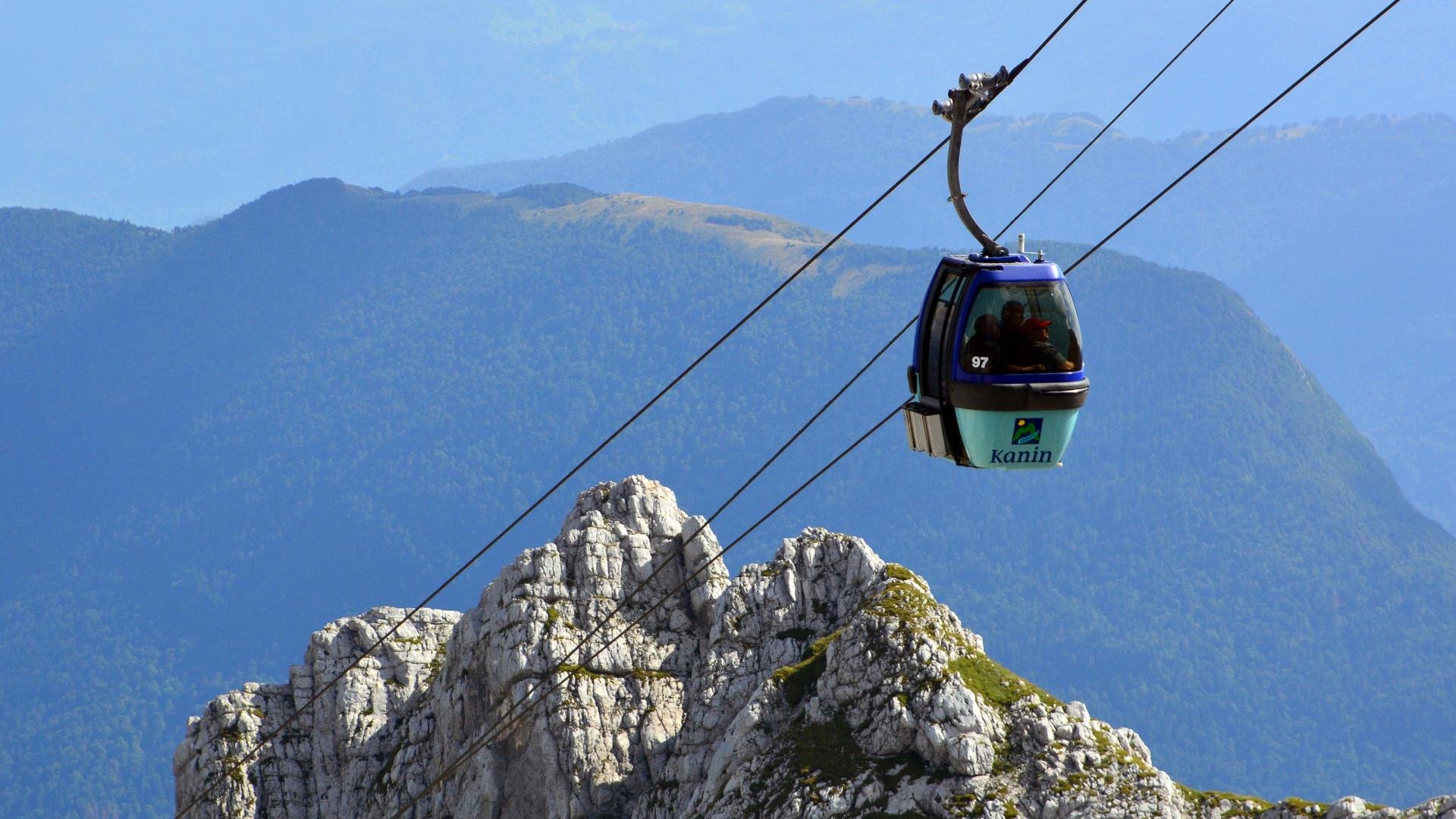 Nesreča na kaninski gondoli: deset metrov visoko sta obviseli 2 osebi - Metropolitan.si