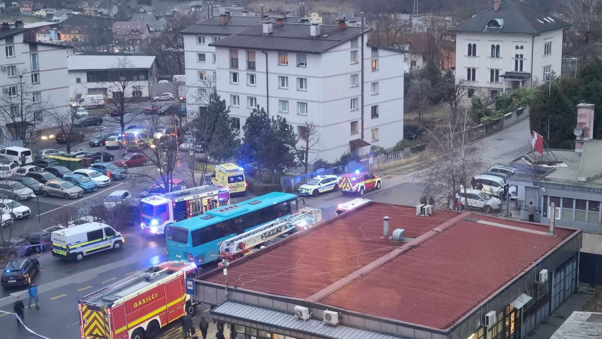 V Kranju odjeknila močna eksplozija: "Cela stolpnica se je zatresla!" (Na delu gasilci ...