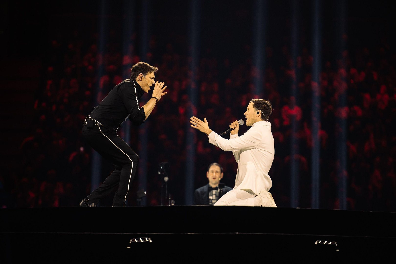 Uživala sta tudi Robert Golob in Tina Gaber: spektakel v Ljubljani ...