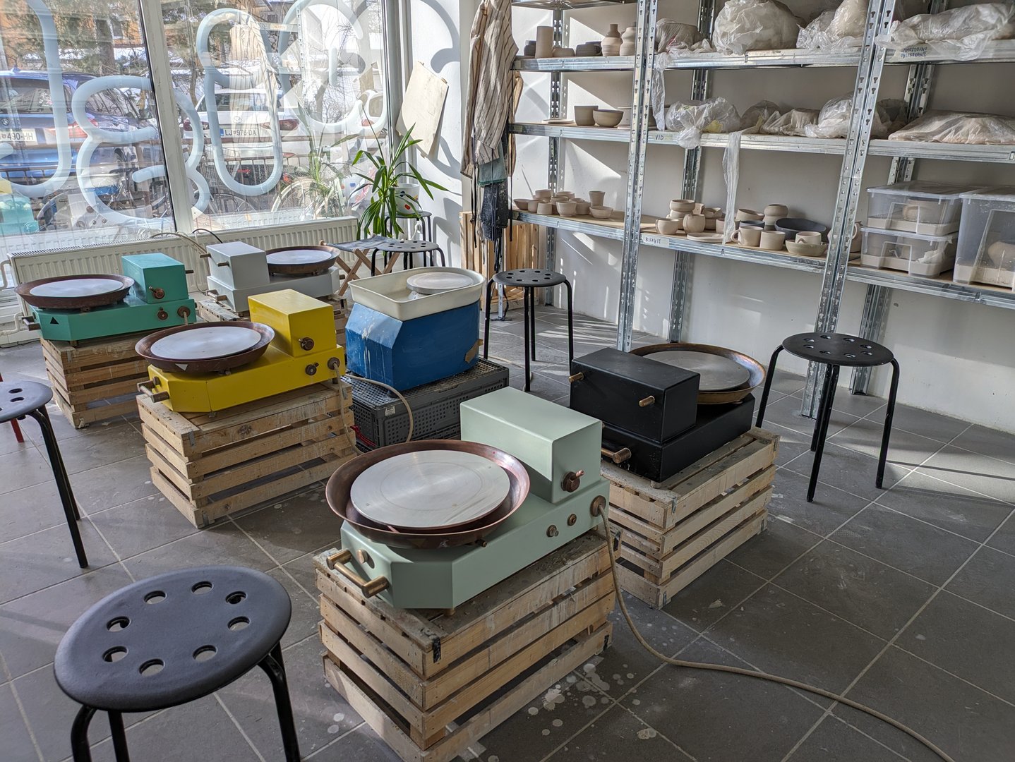 Mlade kreativke sredi sivih šišenskih blokov ustvarjajo živahno ...