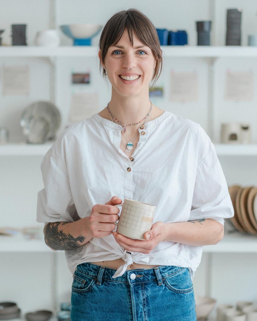 Mlade kreativke sredi sivih šišenskih blokov ustvarjajo živahno ...