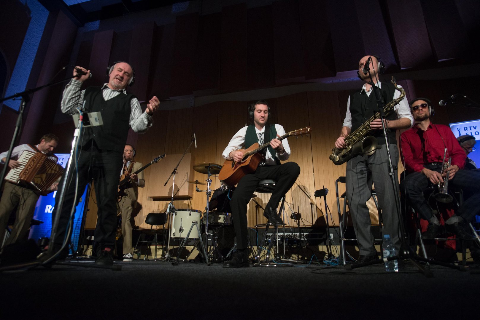 Skupina Orlek predstavlja videospot, narejen s pomočjo umetne ...