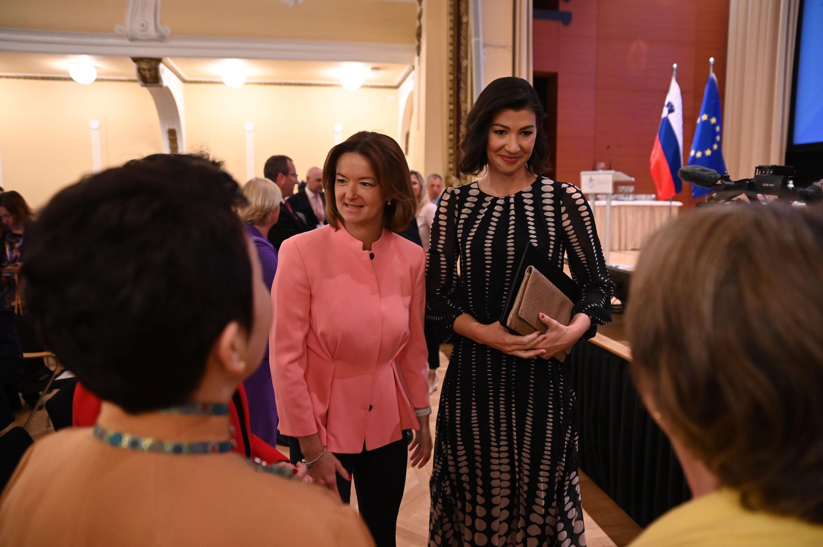 Ožigosana ministrica ponudila odstop, velik del javnosti pa jo še ...