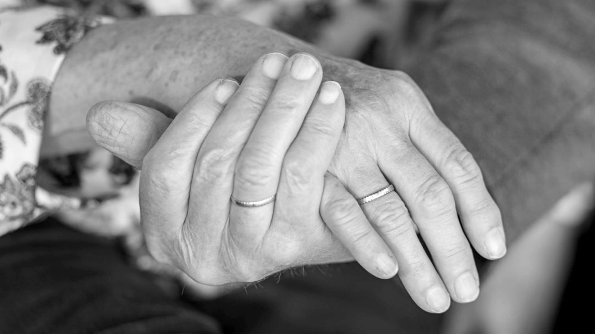 Z roko v roki: znani politik si je skupaj z ženo vzel življenje (nista ...