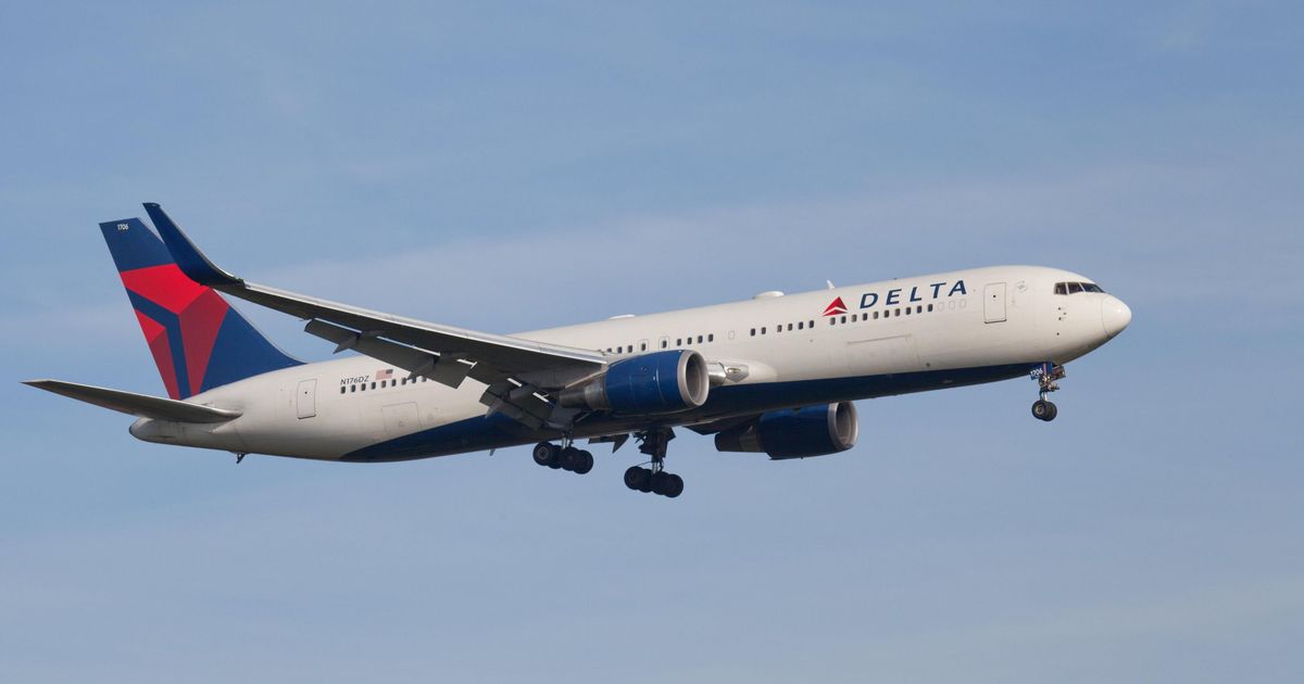 Incident na letalu: na glave potnikov so začeli padati ... - Svet ...