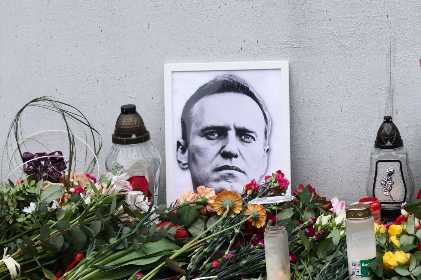 Truplo Navalnega le izročili njegovi materi. Kako bo potekal pogreb ...