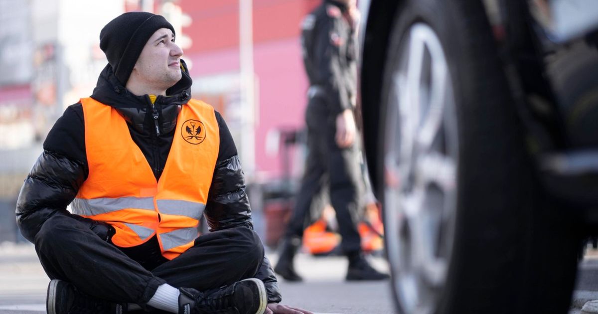 Protest podnebnih aktivistov pri sosedih: več ljudi se je prilepilo na ... Protest podnebnih aktivistov pri sosedih: več ljudi se je prilepilo na ...