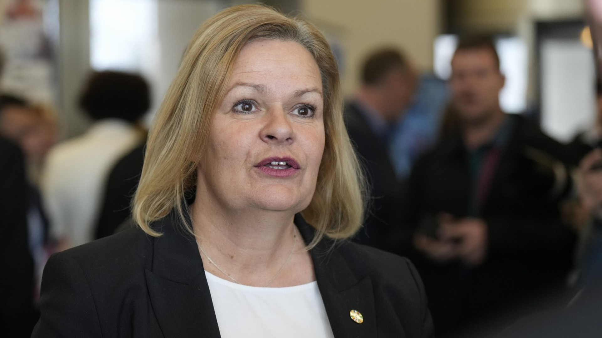 V Nemčiji težave z levičarskimi skrajneži, ki so povzročili resen požig ...