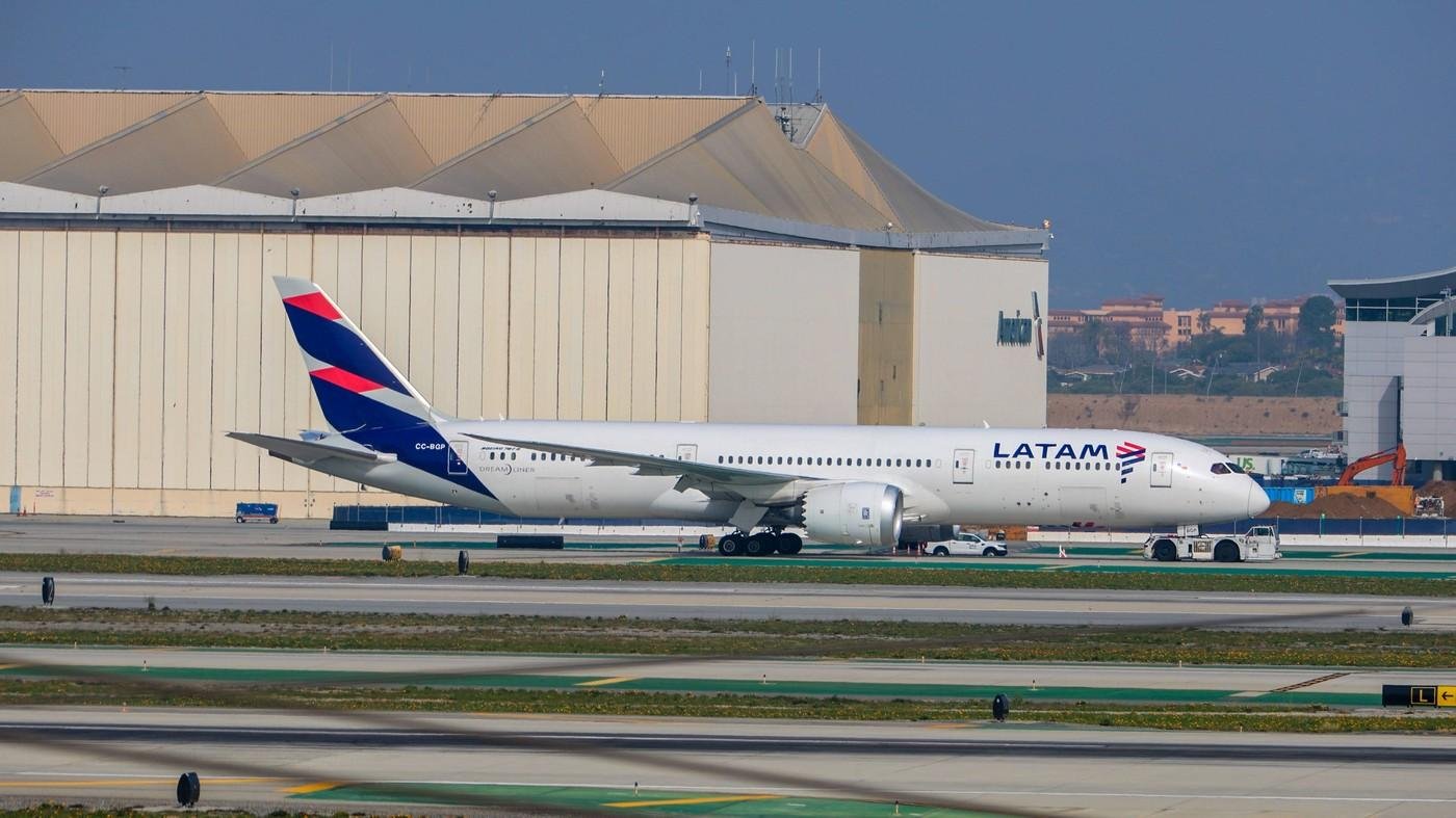 Spet drama na letalu znanega proizvajalca: potniki v šoku, najmanj 50 ...