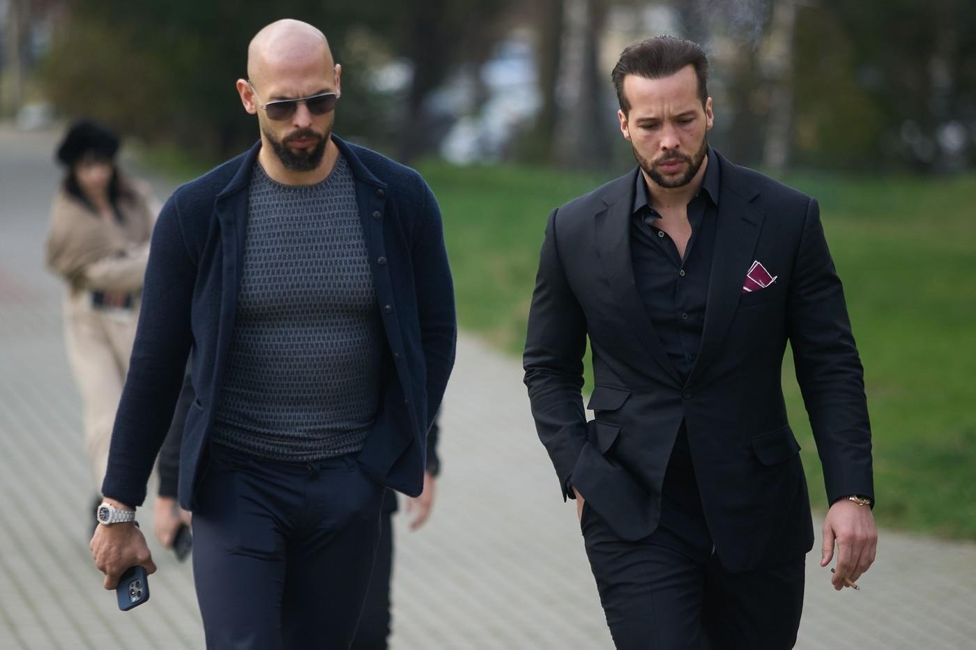 Romuni so zloglasnima Britancema na roke nataknili lisice, vse obtožbe ...