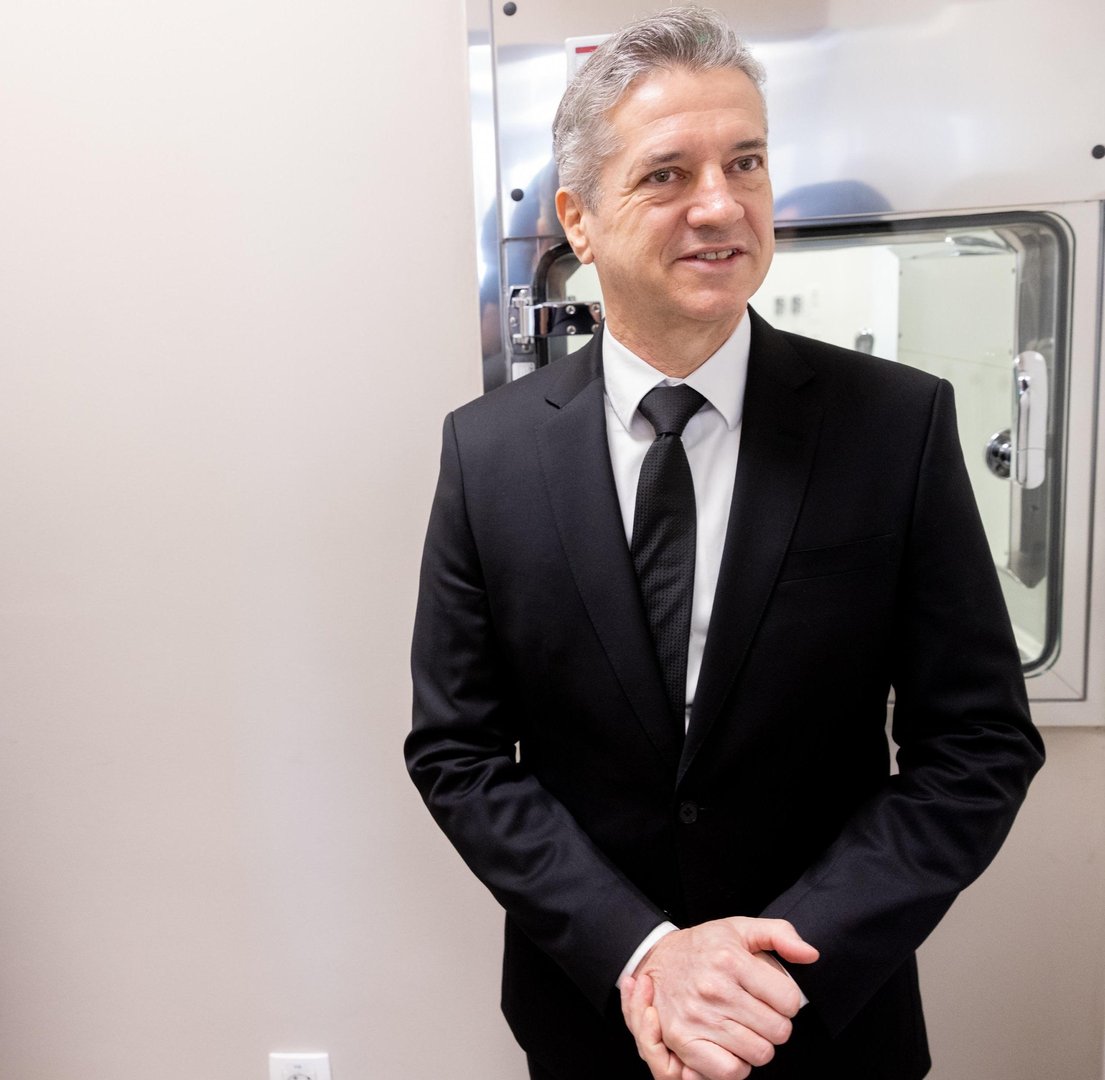 Medtem ko je kršil zakon, se je Golob nasmihal fotoaparatu - Slovenija ...