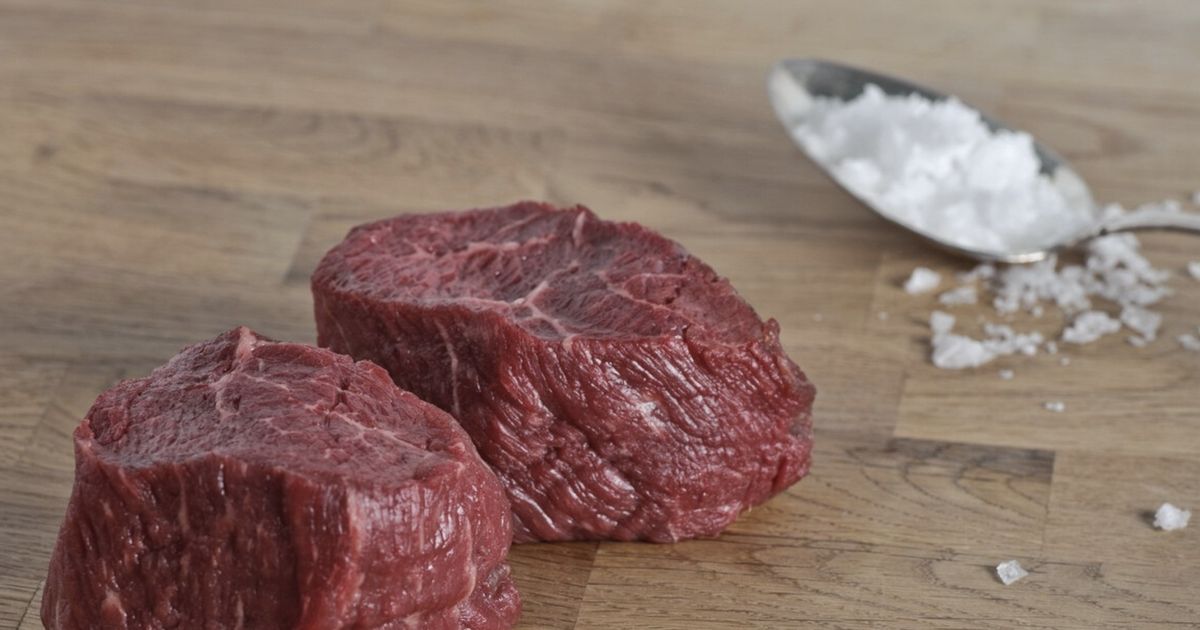 Bizarna dieta, razširjena med Slovenci: surovo meso in veliko slane ...