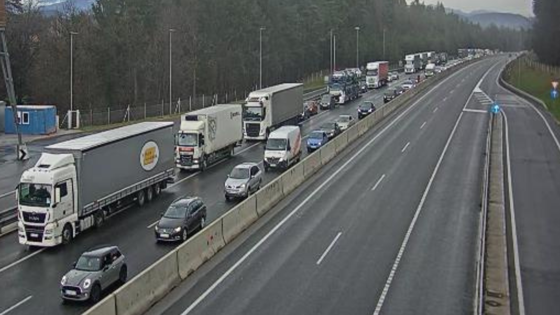 Vozniki, pozor: na štajerski avtocesti nalet več vozil, tri osebe poškodovane, nastajajo zastoji ...