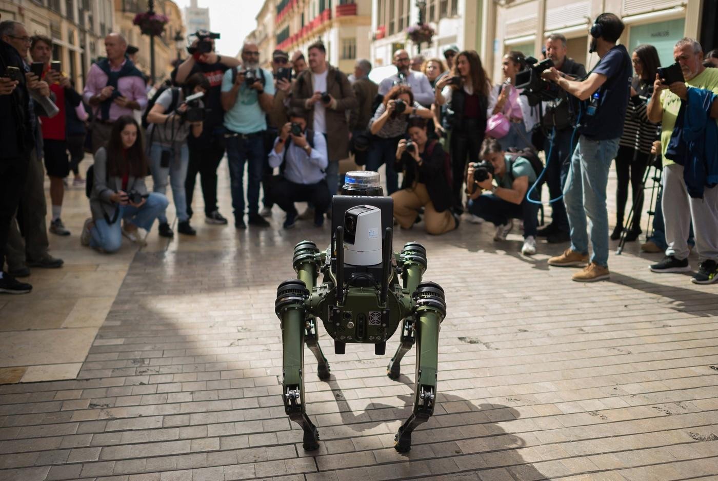 Prihodnost je že tu: policistom bo pri delu pomagal pasji robot ...