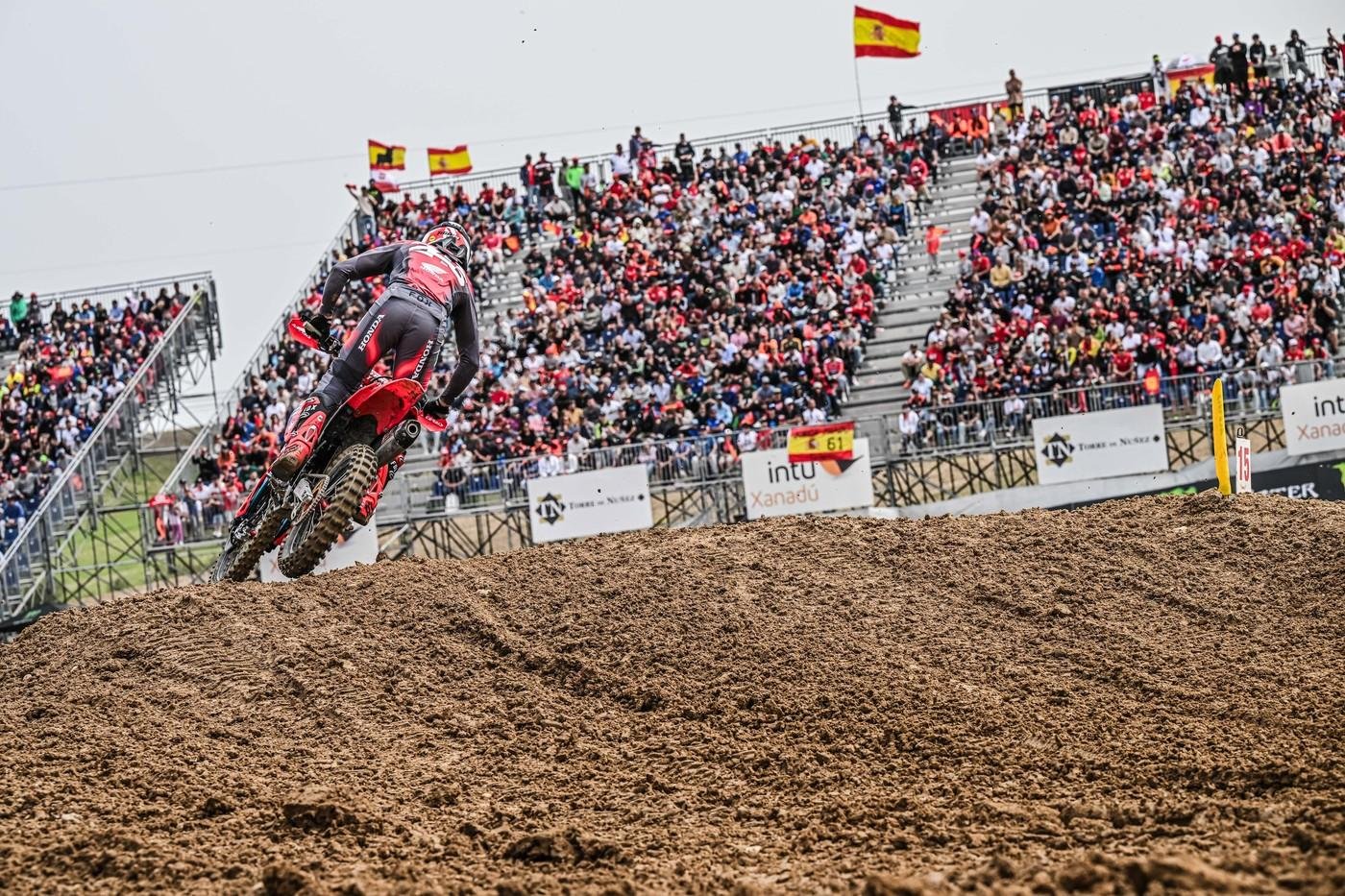 Tim Gajser je v Španiji spet stopil na stopničke, poglejte, s čim se je ...