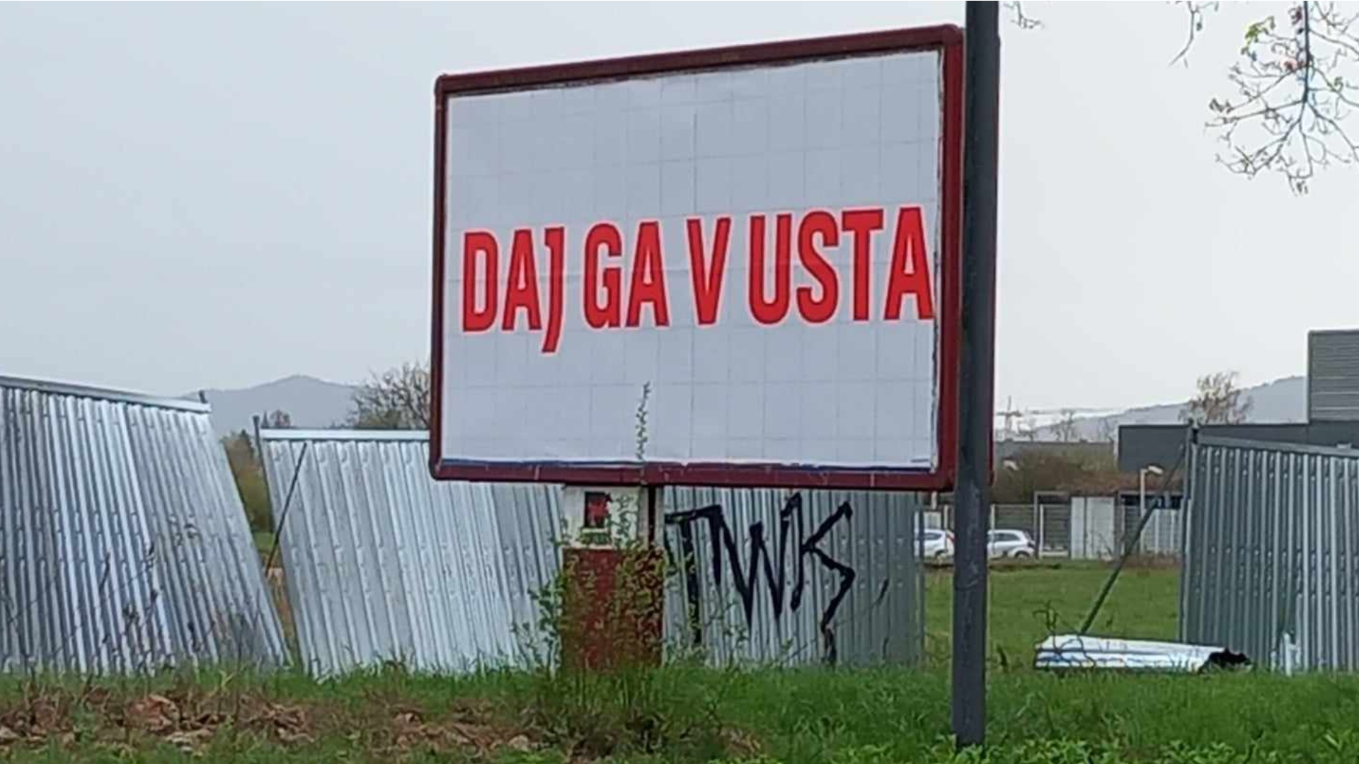 "Daj ga v usta." Poglejte, kaj se skriva za provokativnimi plakati ...