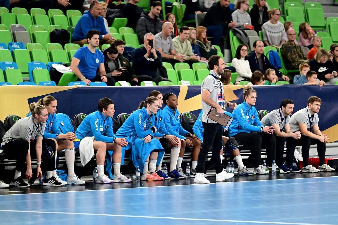 Vsak parlamentarni čvek v neposrednem prenosu, naši športniki pa ...