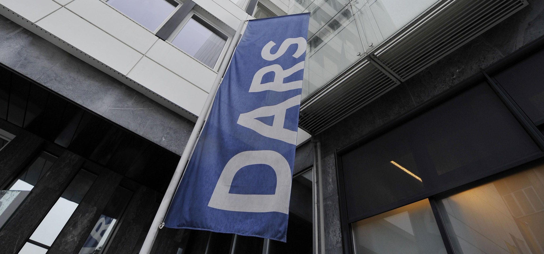 Tako se to počne v Sloveniji: podkupnine in pritiski - vse za to, da gre posel v prave roke ...