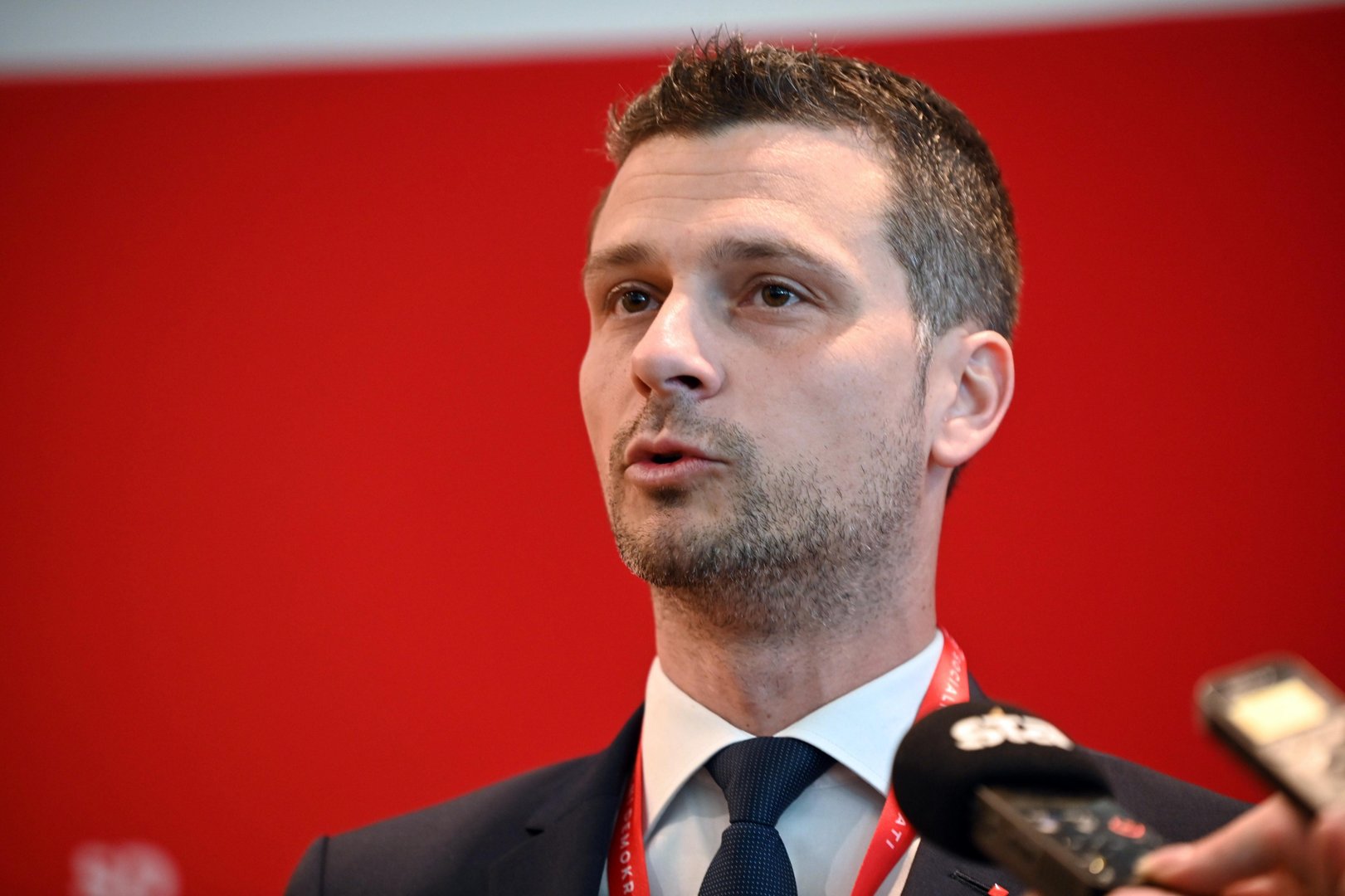 Hude obtožbe proti slovenskemu poslancu: bil naj bi fizično in psihično ...