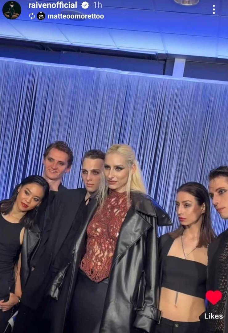 Raiven se je sprehodila po znameniti turkizni preprogi, poglejte, kako ...