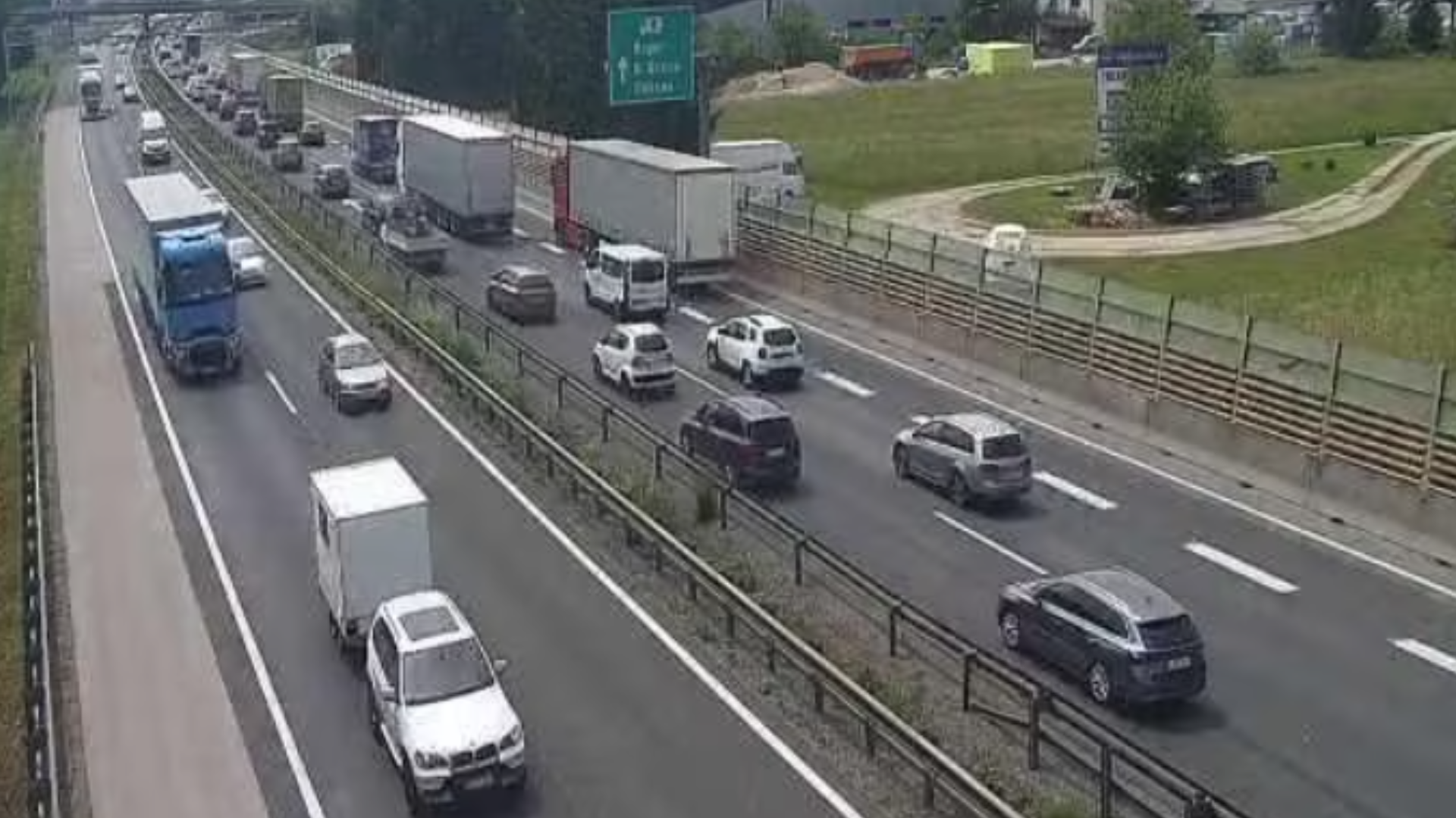 Vozniki, pozor: zaradi prometne nesreče zaprta primorska avtocesta (nastajajo zastoji ...