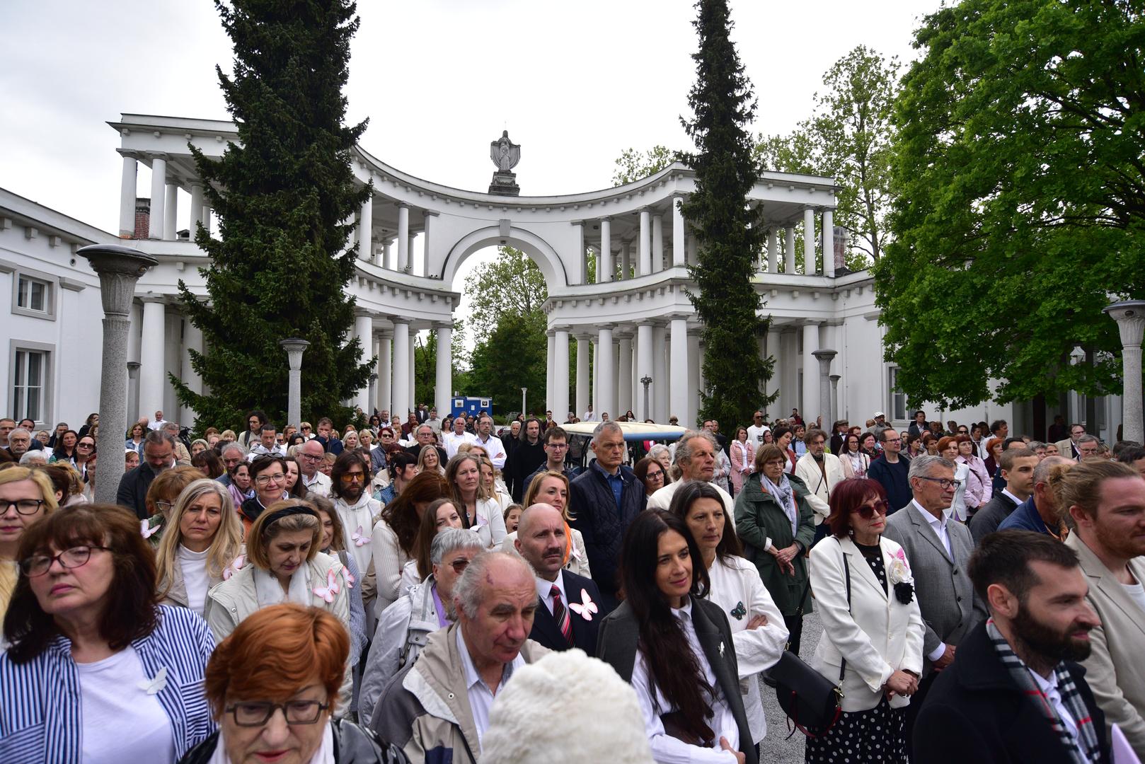 Čustven posnetek s pogreba Mance Košir: poglejte, kako so se poslovili ...