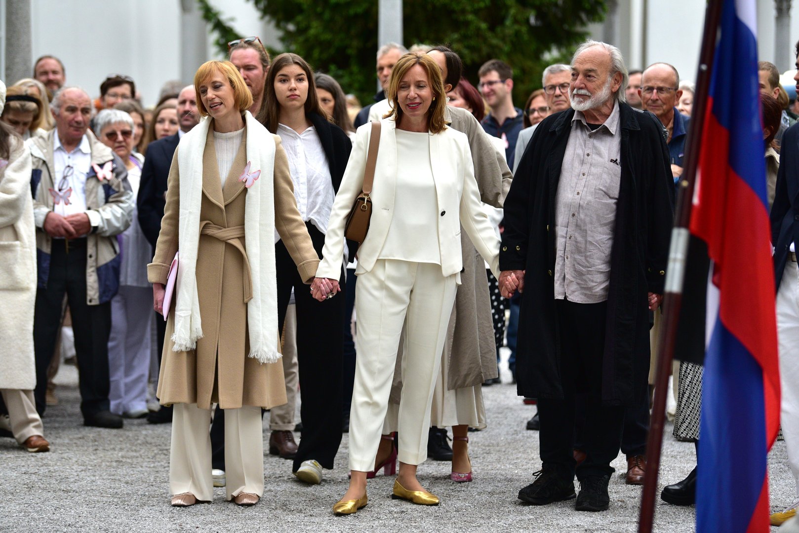 Čustven posnetek s pogreba Mance Košir: poglejte, kako so se poslovili ...