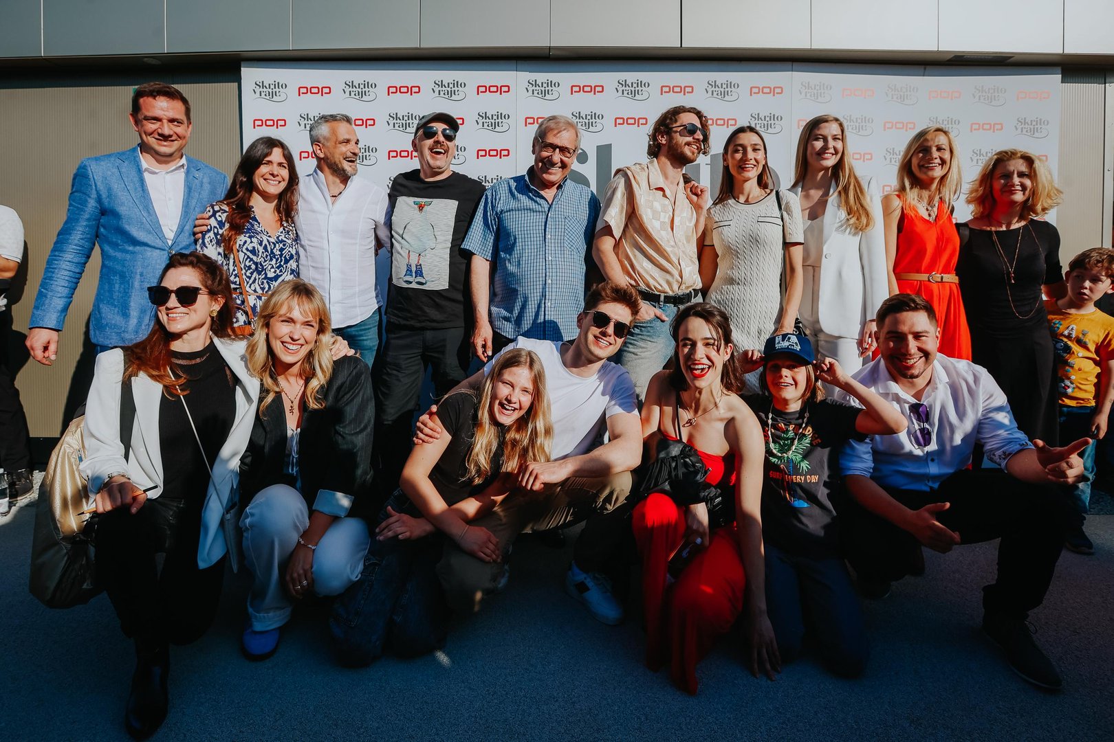 Evforija, kričanje, prerivanje, solze sreče: številna množica spoznala ...