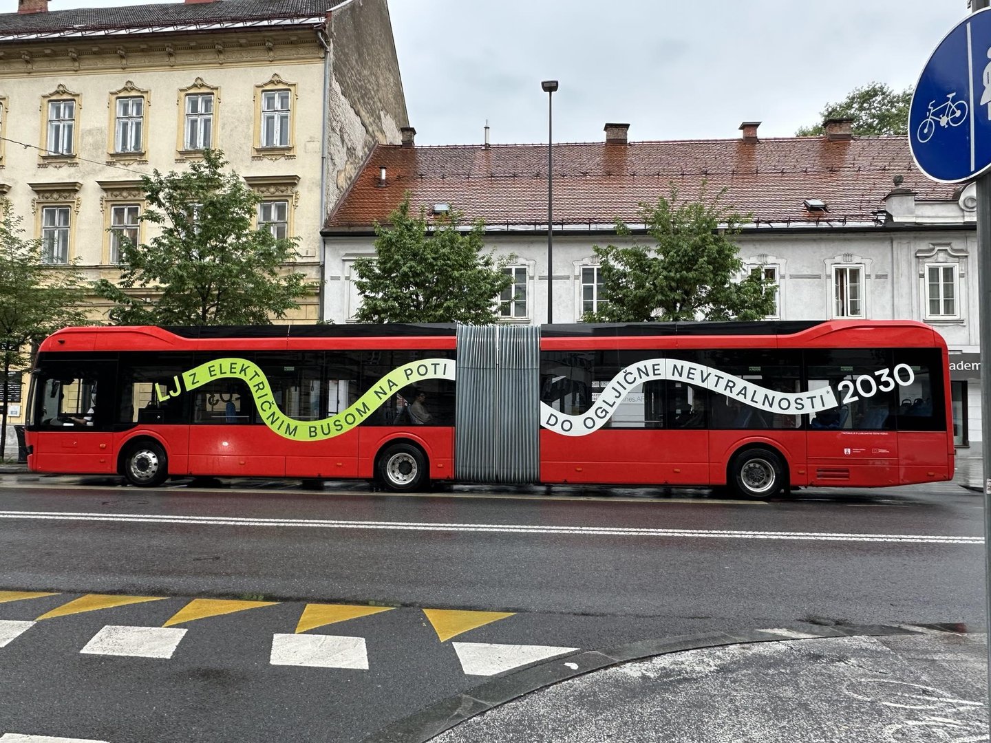 Ste jih opazili? Po Ljubljani vozijo rdeči avtobusi z madžarskimi ...