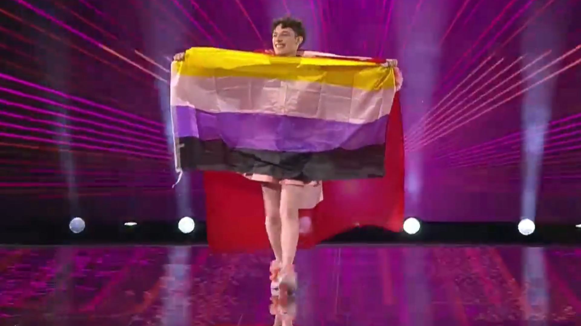 Kaj pomeni nenavadna zastava, ki jo je ponosno vihtel zmagovalec ...