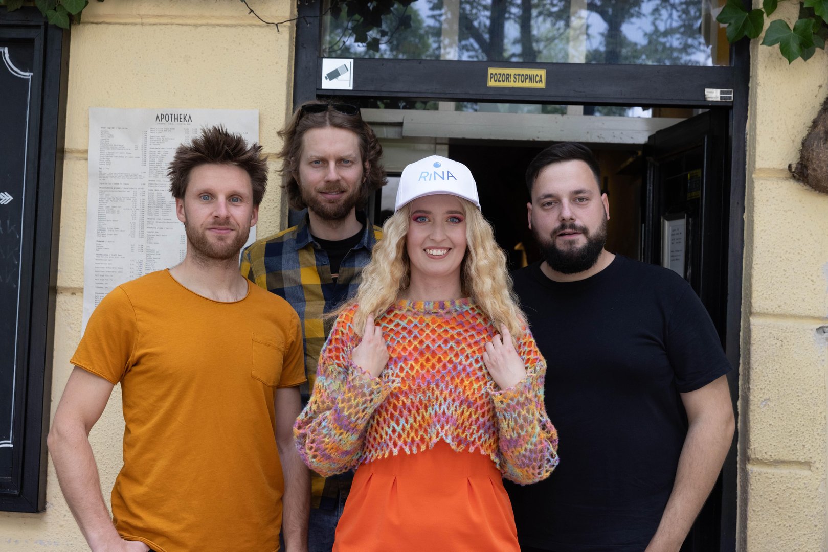 Slovenska pevka ima zunaj prvi album. Ne boste verjeli, kdo je prišel ...