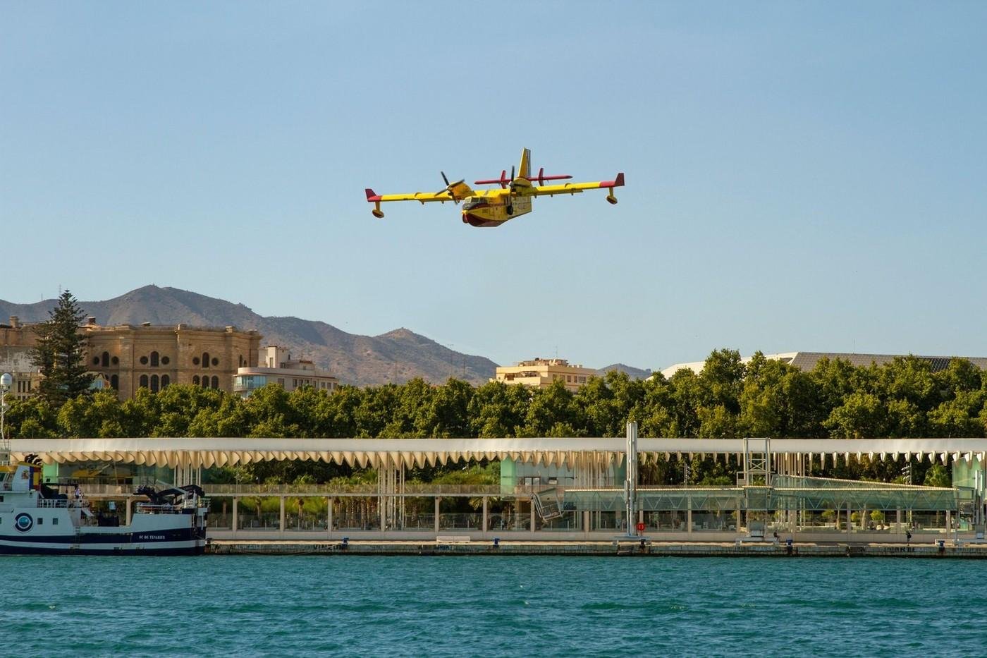 Nenavadna nezgoda: gasilno letalo pomotoma zalilo turiste - Svet ...