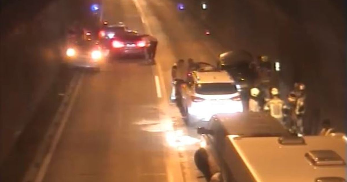 Vozniki, pozor! Zaradi prometne nesreče v trojanskem predoru nastaja zastoj, zamuda traja slabo ...