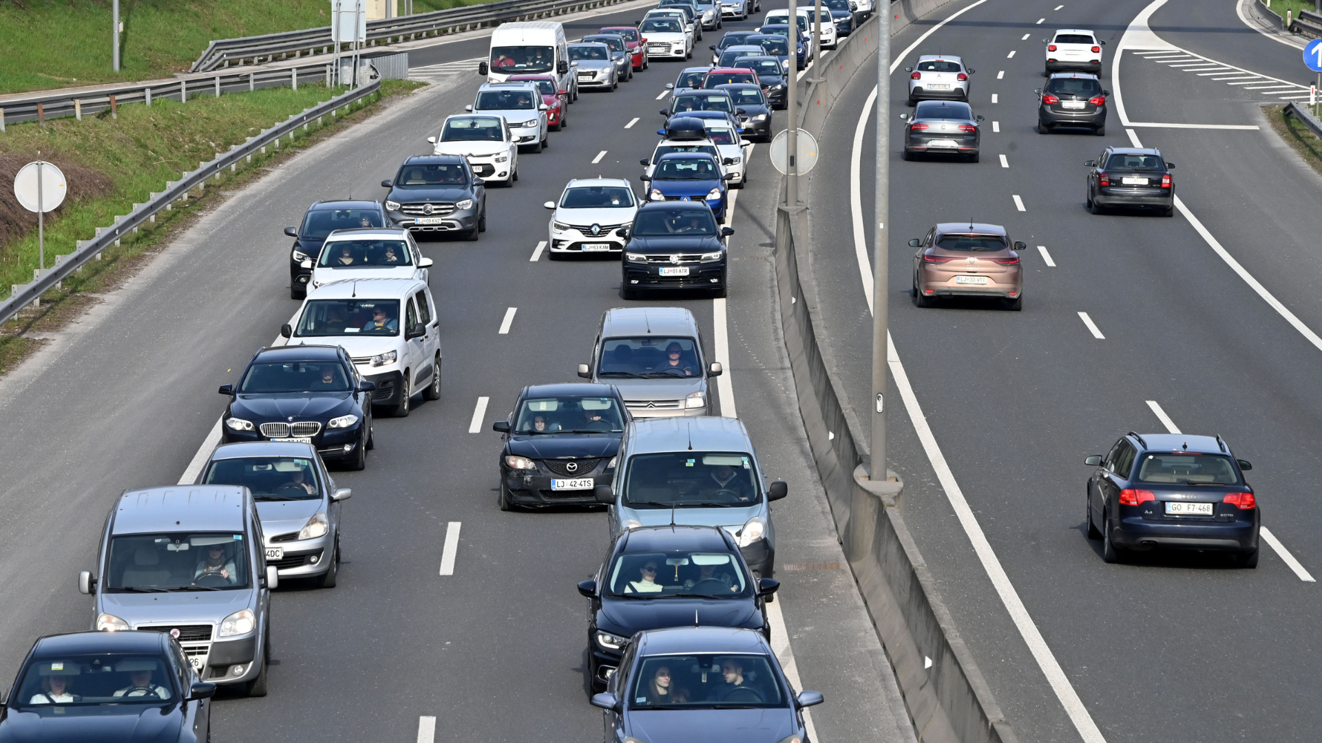 Zaradi praznika v sosednjih državah na slovenskih cestah že zastoji (pripravite se na zamude ...