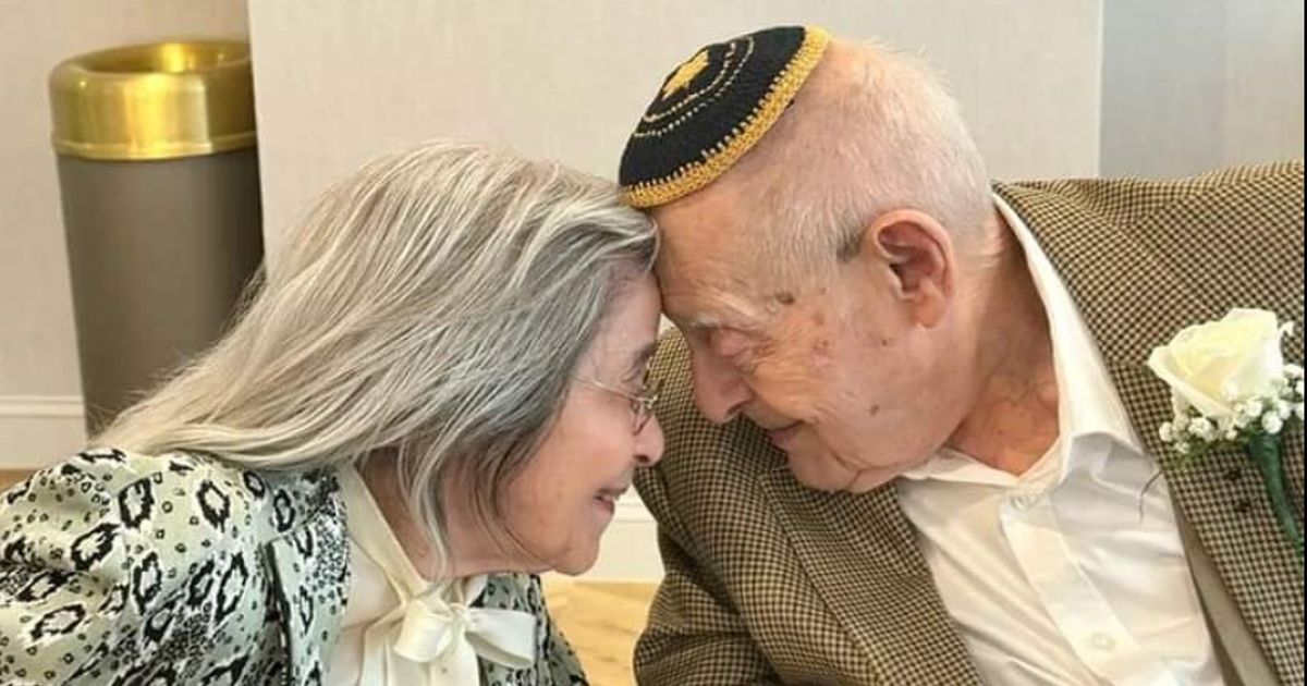 Nikoli ni prepozno za ljubezen: to potrjuje par, ki je starejši od 100 let (njuna zgodba vas bo ...