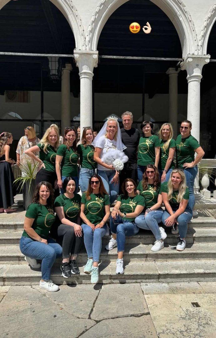 Nora dekliščina: slavju bodoče neveste se je pridružil tudi Robert ...