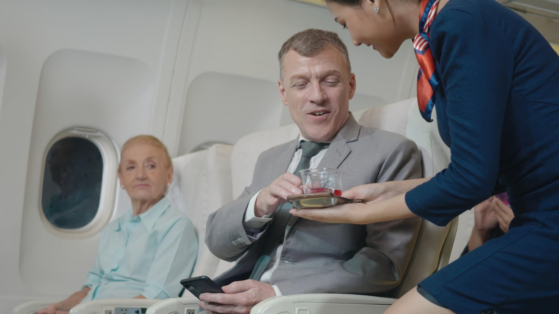 Nikoli si ne bi mislili, kaj lahko pitje alkohola na letalu naredi ...