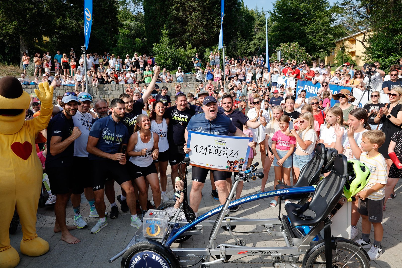 Solze sreče in olajšanja ob končani akciji Deželak Junak: "Hvalaaaaa ...