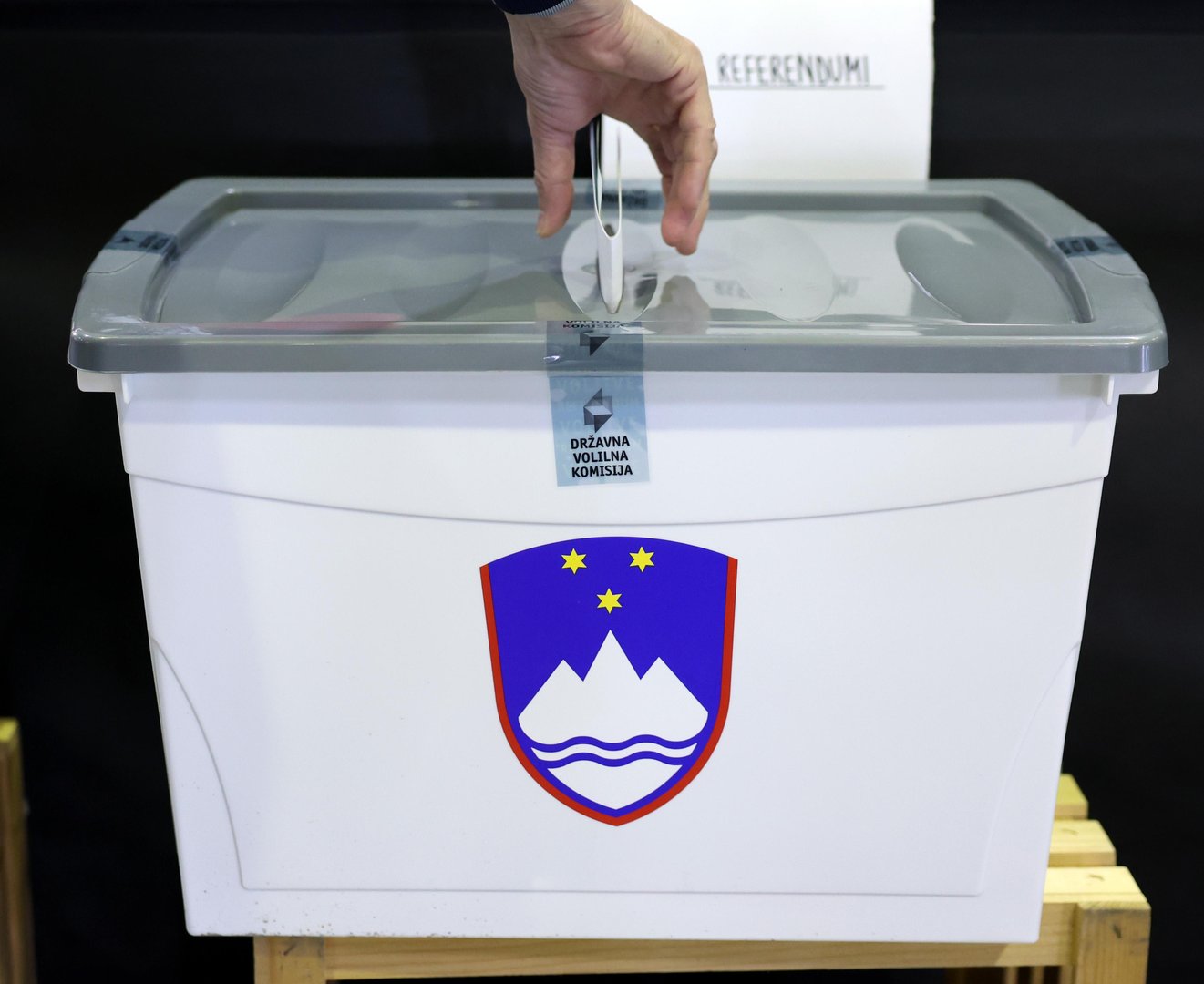 Odprla so se volišča za evropske volitve in posvetovalne referendume ...