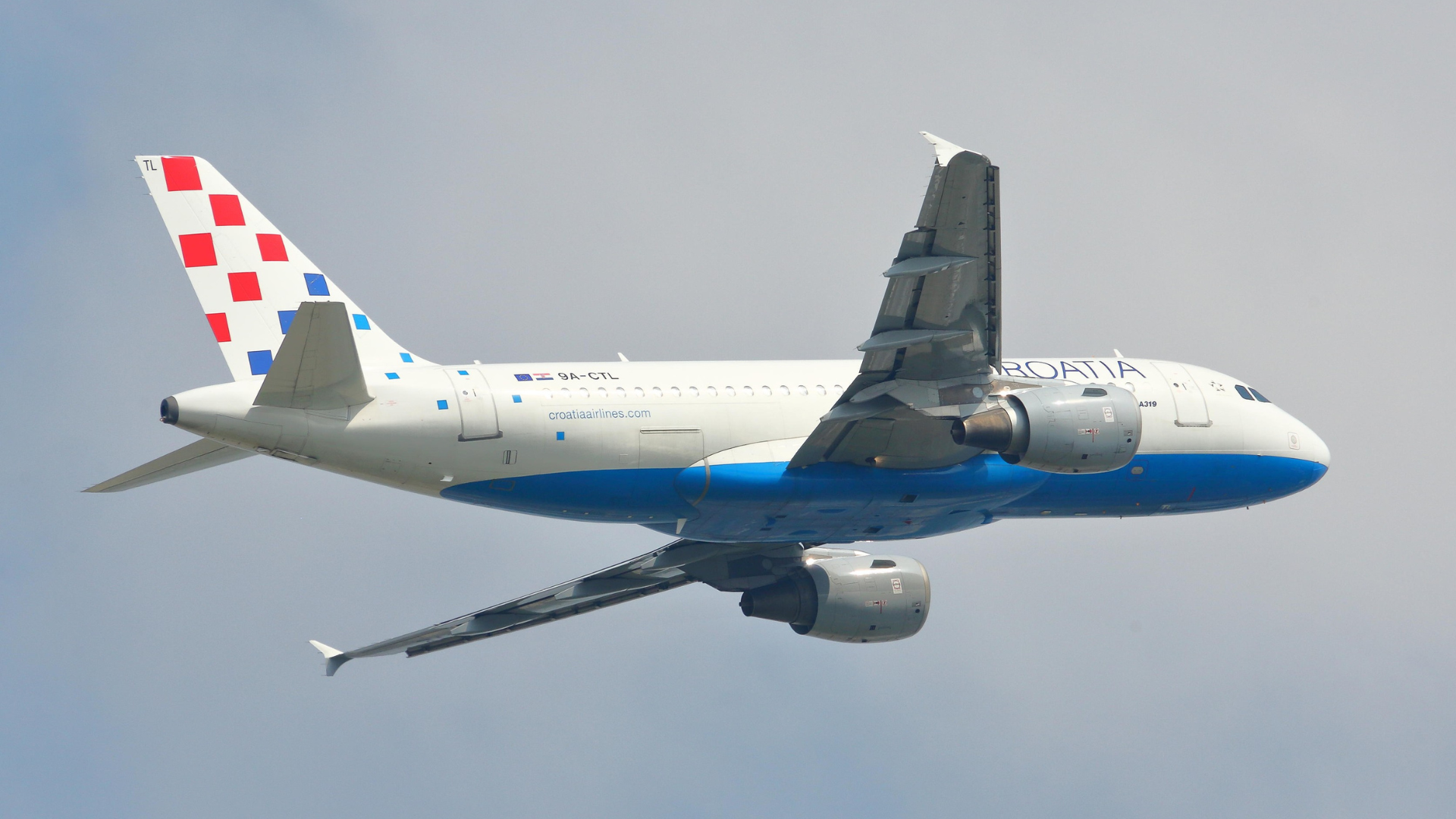 Izmuznil se je varnostnikom in se brez vstopnice vkrcal na letalo, nato ...