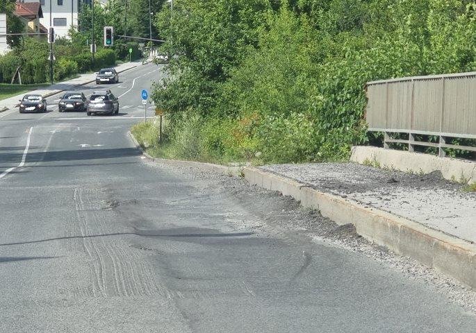 Je to najbolj neprevozen nadvoz za kolesarje v Ljubljani? - Slovenija ...