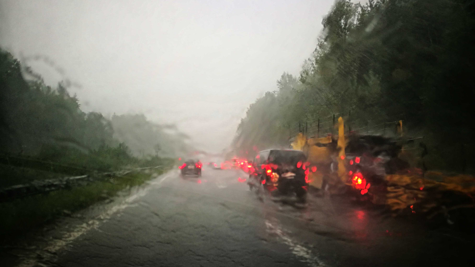 Na slovenskih cestah spet zastoji, nekateri odseki so zaprti: preverite, kje prihaja do težav ...