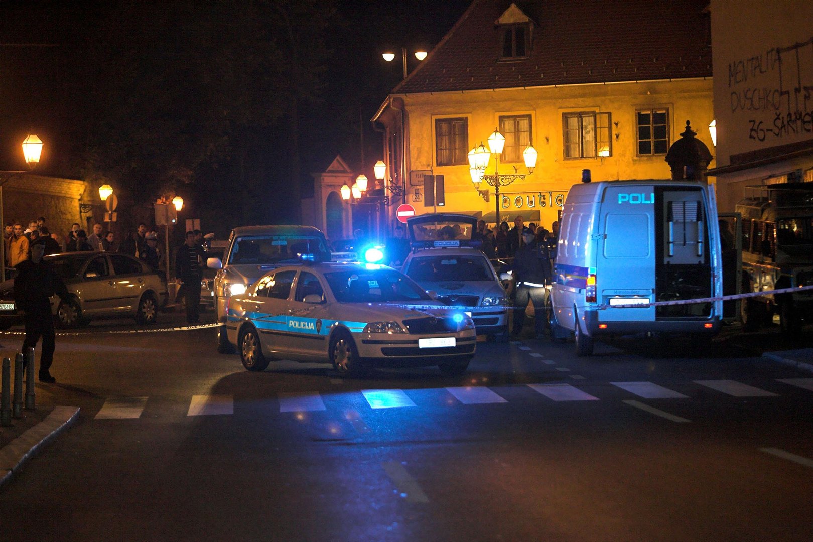 Huda prometna nesreča na bencinski postaji: umrla ena oseba, več je huje ranjenih - Kronika ...