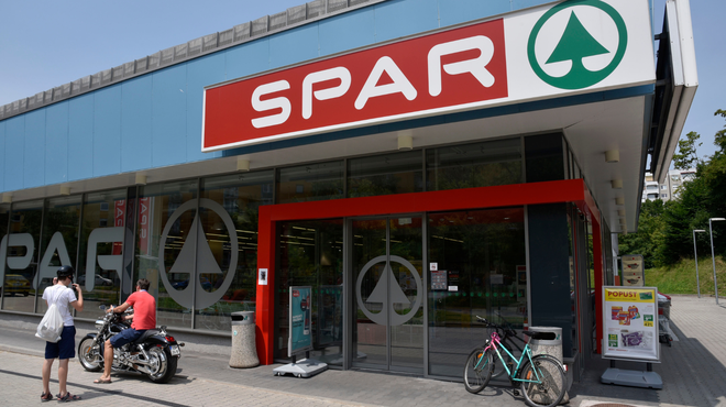 SPAR pred trgovine postavil posebne zabojnike: pojasnili so, čemu so ...