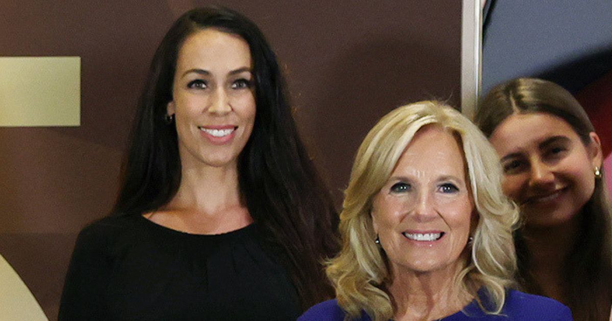 Medtem, ko je Robert Golob zasedal na srečanju Nata, je njegova Tina ...