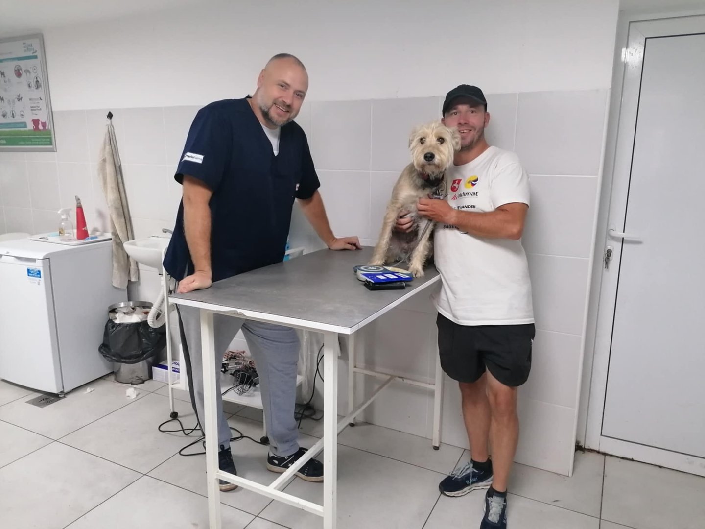 Kako vročino na poti okrog sveta prenašata slovenski popotnik Oliver ...