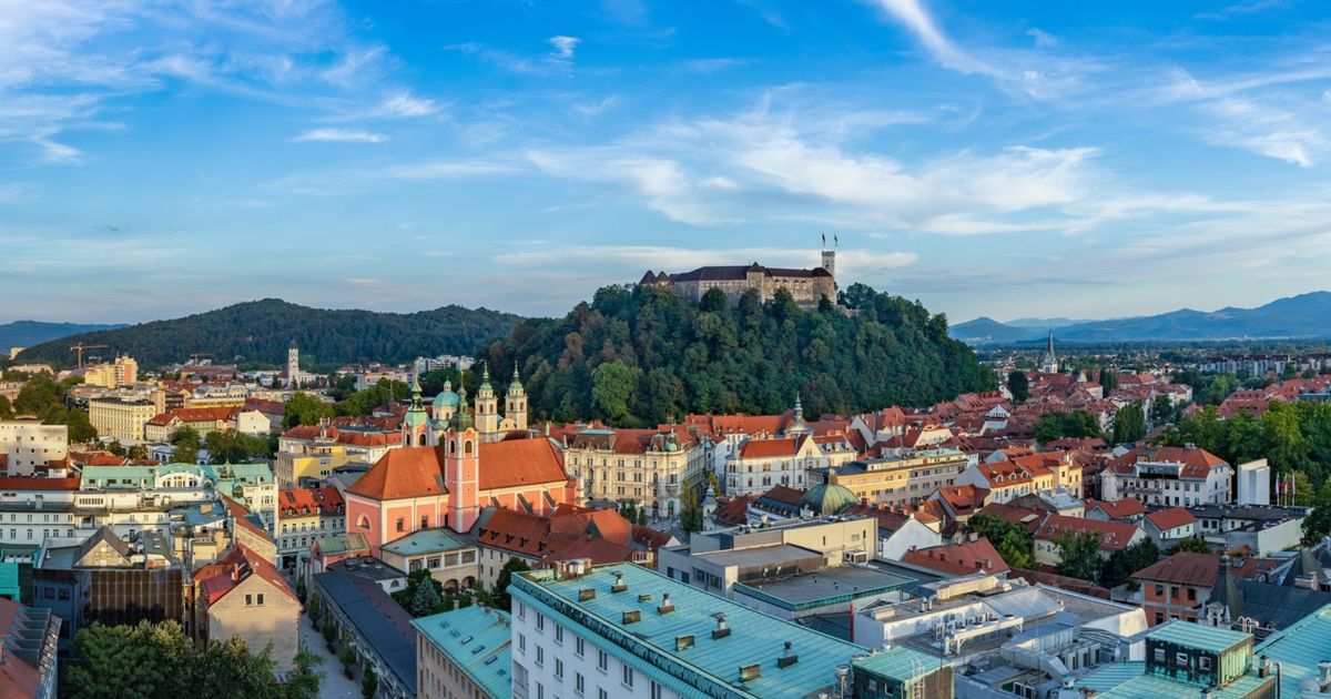 Zapora poti na Ljubljanski grad, v zraku nad Grajskim hribom pa ...