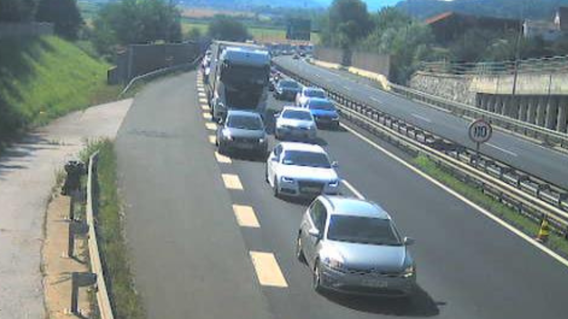 Vozniki, pozor! Zaradi prometne nesreče delno zaprta pomurska avtocesta - Promet - Metropolitan.si